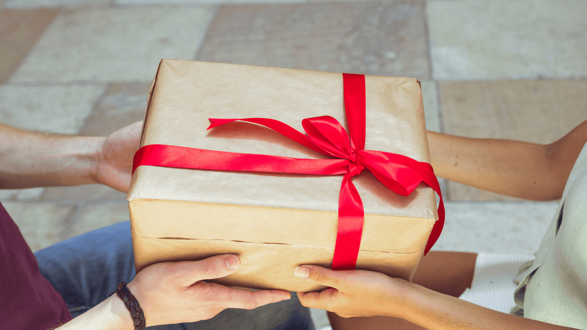 9 Creative Donation Incentive Ideas to Get People to Donate (With Tips)