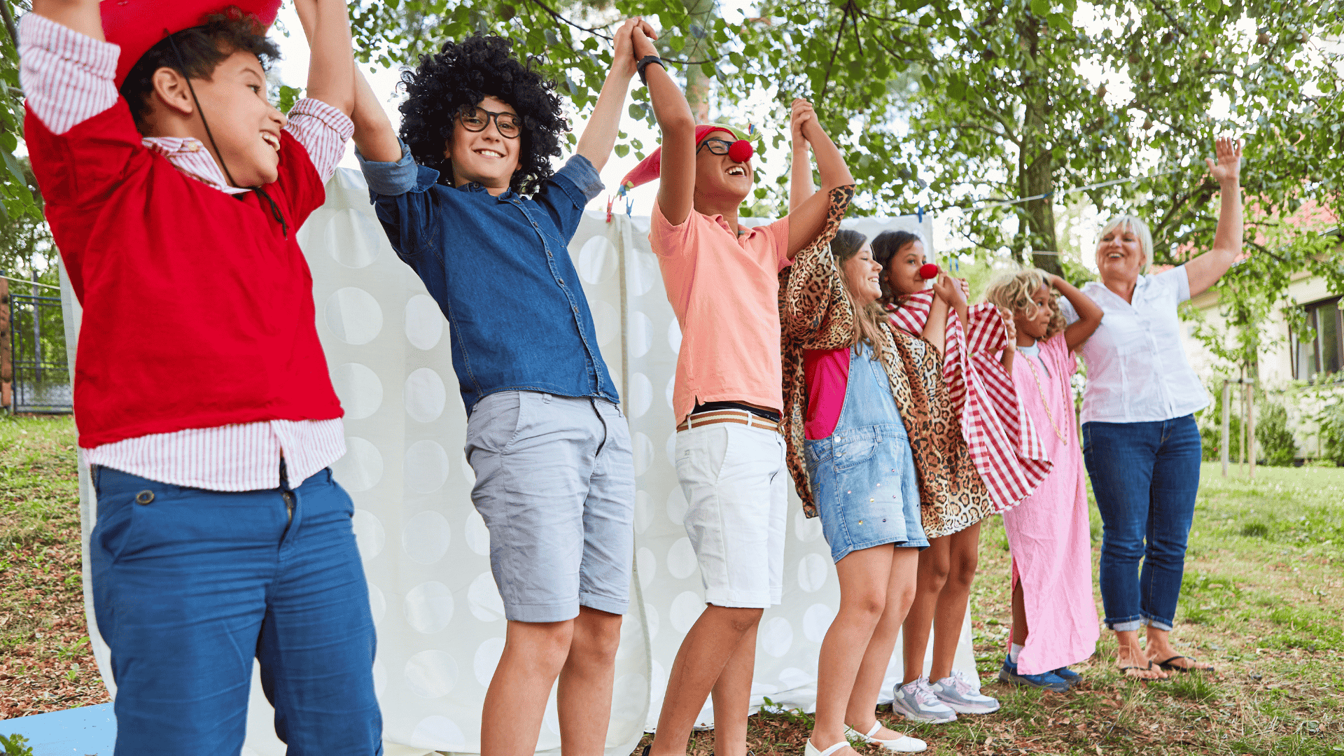 10 Fundraising Ideas for Family Reunions (With Tips)